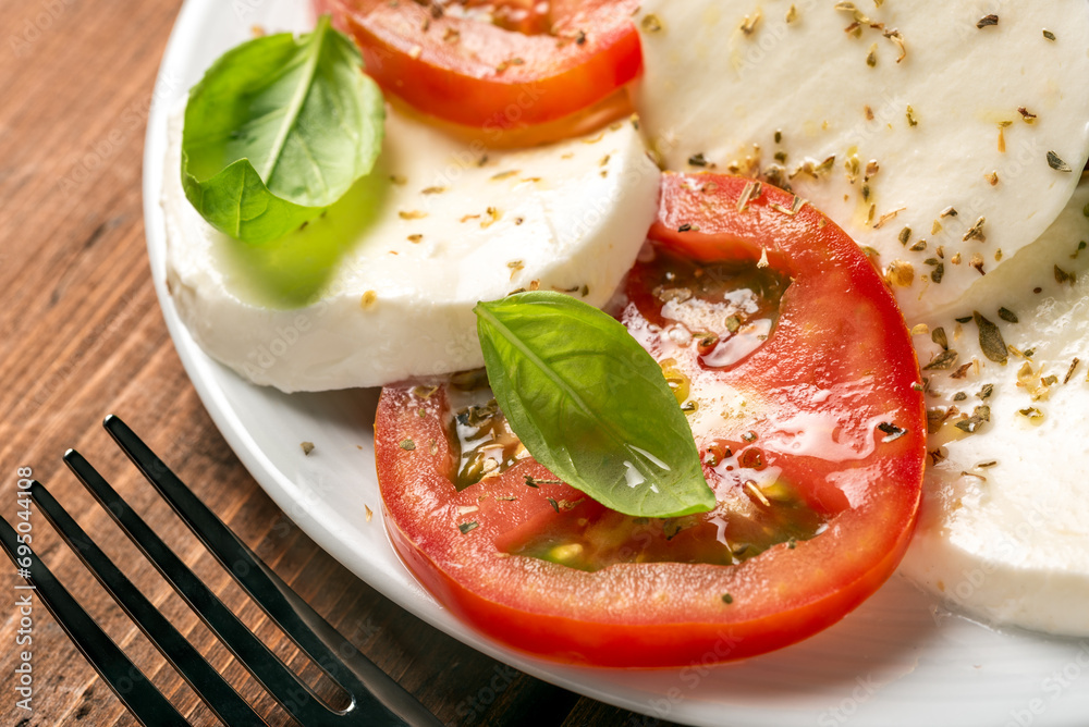Insalata caprese, tipico antipasto italiano a base di mozzarella ...