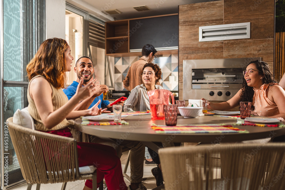 Foto de Pessoas conversando durante um divertido churrasco com amigos ...