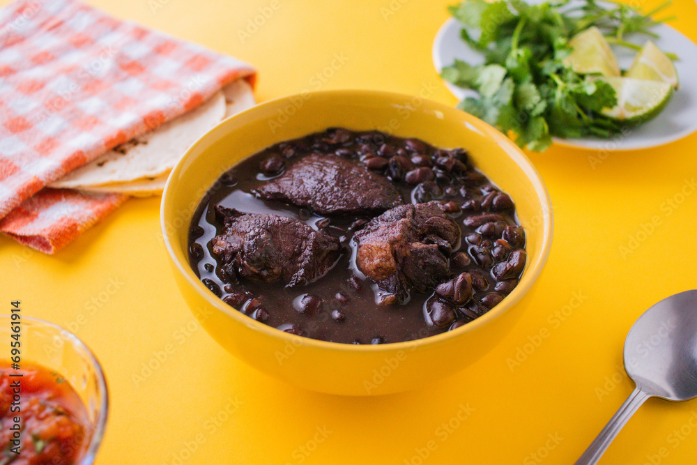 Frijol con puerco - imágenes, fotografías de comida yucateca ...
