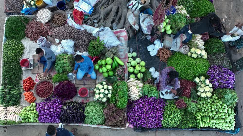 Video „Vibrant hustle and bustle of a bustling vegetable market, where ...