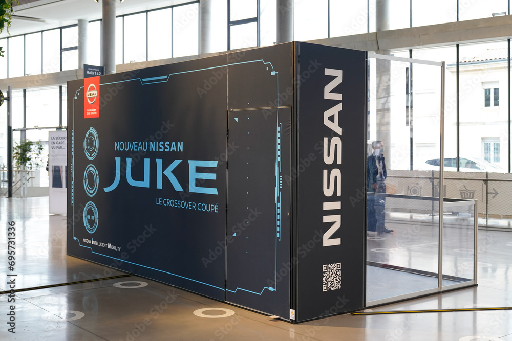 Foto de Nissan juke logo text and brand sign advertising giant box for ...