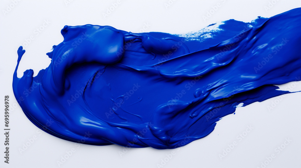 Fond d'un mur blanc avec une trace de peinture bleu. Arrière-plan pour ...