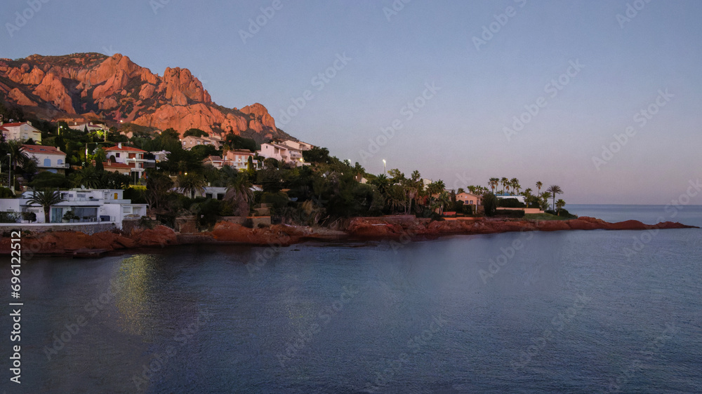 Les roches rouges du massif de l'Esterel, dans le Sud de la France ...