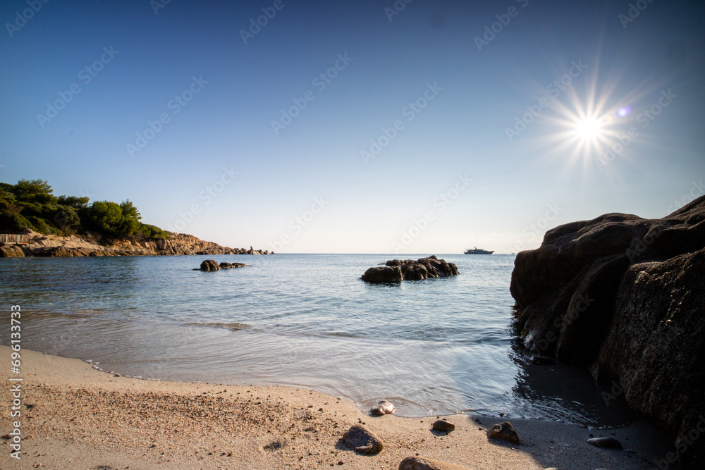 Petite crique de méditerranée avec la mer qui vient mourir sur la plage ...