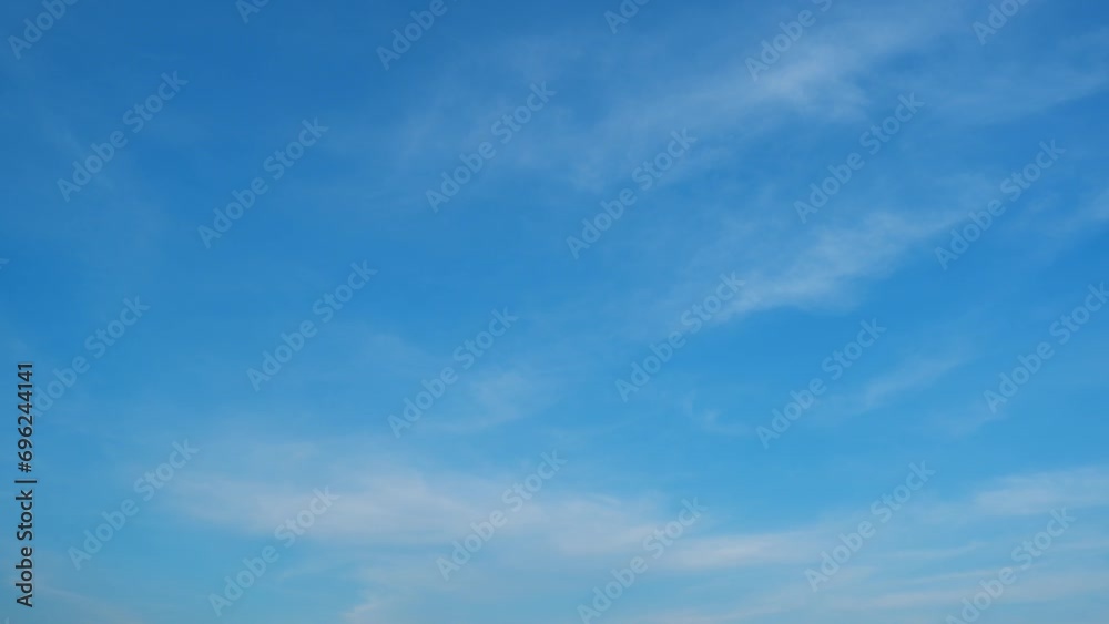 Vidéo Stock 4K : Blue sky time lapse - The blue canvas morphs with ...