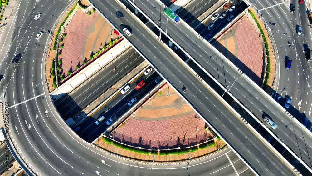 Vidéo Stock A cutting-edge interchange featuring a tunnel that guides ...