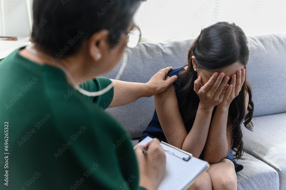Young Asian woman received a consultant with professional psychologist ...