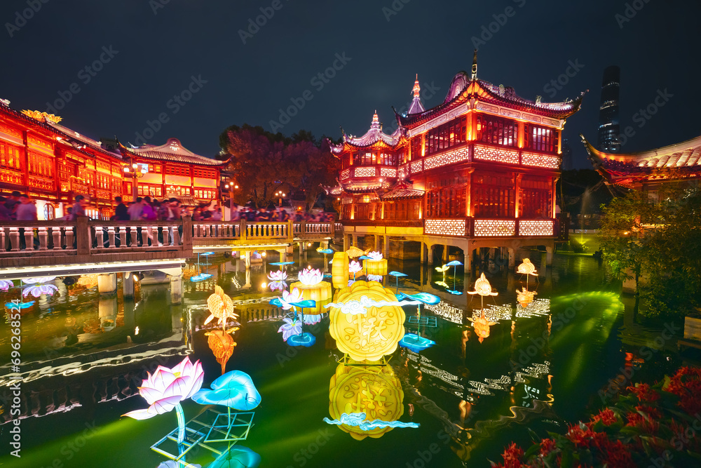 Beautiful Yu Yuan Gardens at night, traditional shopping area in ...