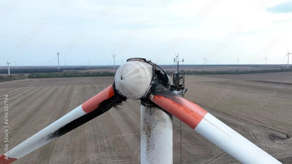 Vidéo Stock Close-up of a burnt out wind turbine. Wind energy farm ...