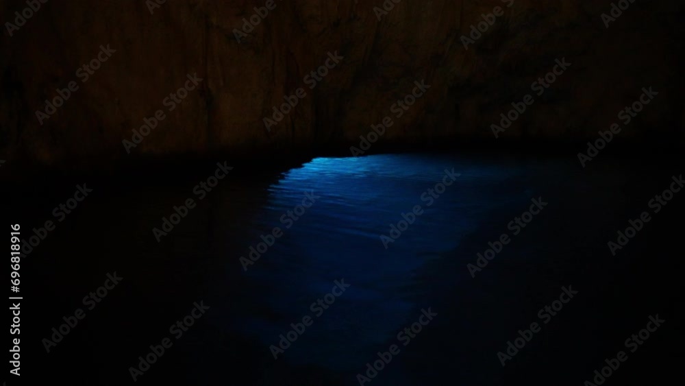 Vidéo Stock Amazing view of sunlight shining through water surface ...