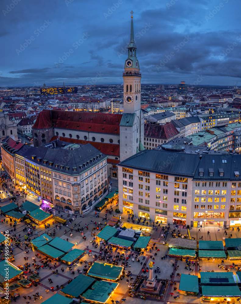 Blick vom Neuen Rathaus auf den Marienplatz und die Kirche St. Peter ...