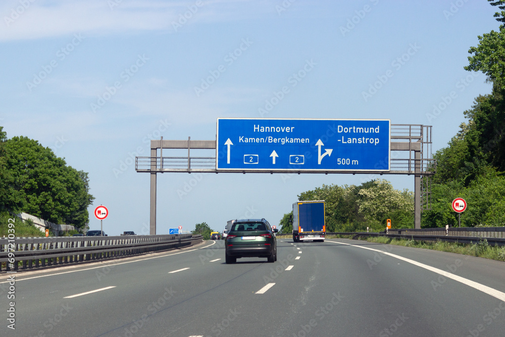 Autobahn 2, Hinweisschild, Ausfahrt, Dortmund -Lanstrop, in Richtung Hannover Stock Photo ...