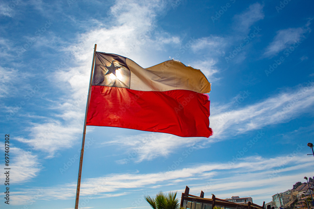 bandeira do Chile ao fundo o sol encoberto pela estrela da bandeira e o ...