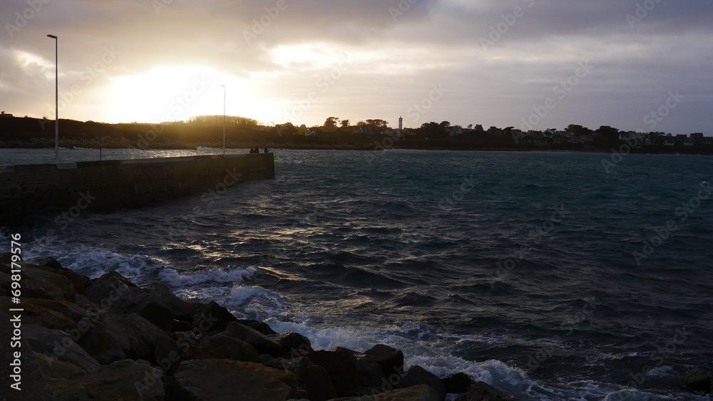 Promenade au bord de la mer, en Bretagne, sous un temps venteux et ciel ...