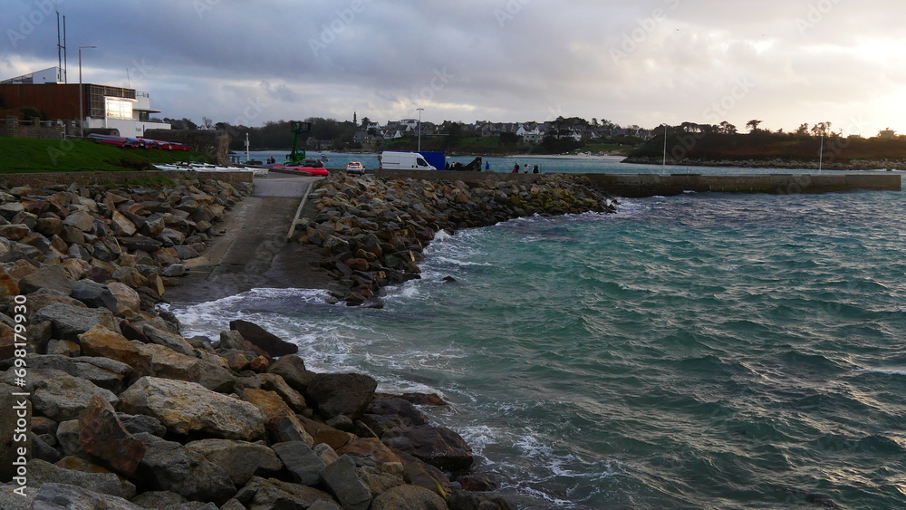 Promenade au bord de la mer, en Bretagne, sous un temps venteux et ciel ...
