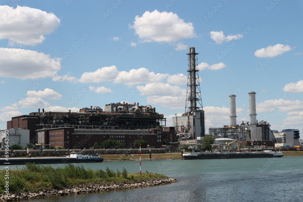 Fotka „BASF industrial chemical complex (Verbund Site) in Ludwigshafen ...