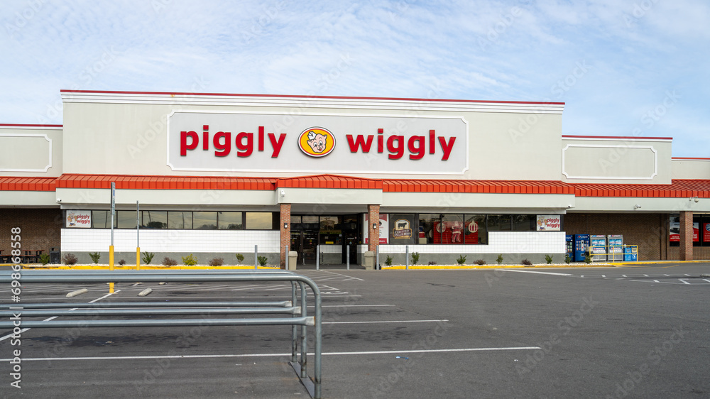 Supermarket facade with Piggly Wiggly logo and branding. Stock Photo ...