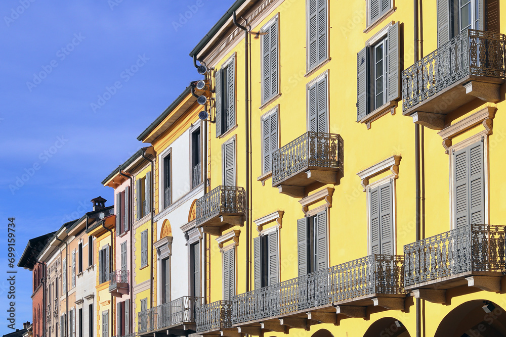 palazzi storici colorati su piazza vittoria di lodi in italia, colorful ...