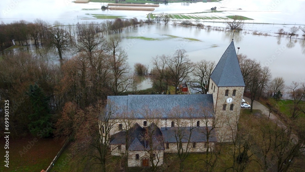 Luftbild: Hochwasser der Lippe direkt an der Kirche in Boke, Kreis Paderborn zwischen Delbrück ...