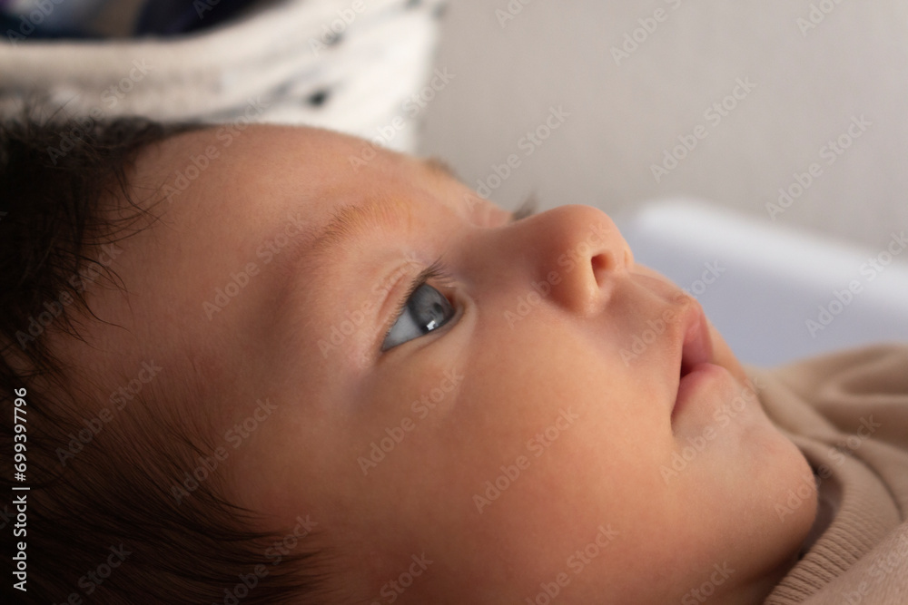 Rostro de bebé echado en su cama en su habitación iluminado con luz ...
