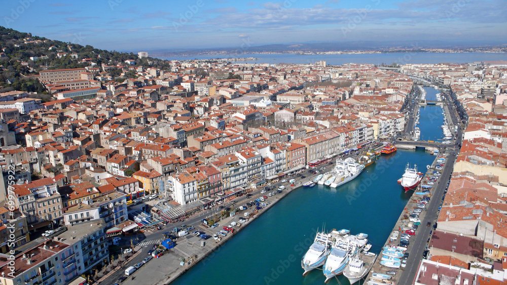 Sète, photo aérienne canaux, centre ville de Sète, canal, chalutier ...