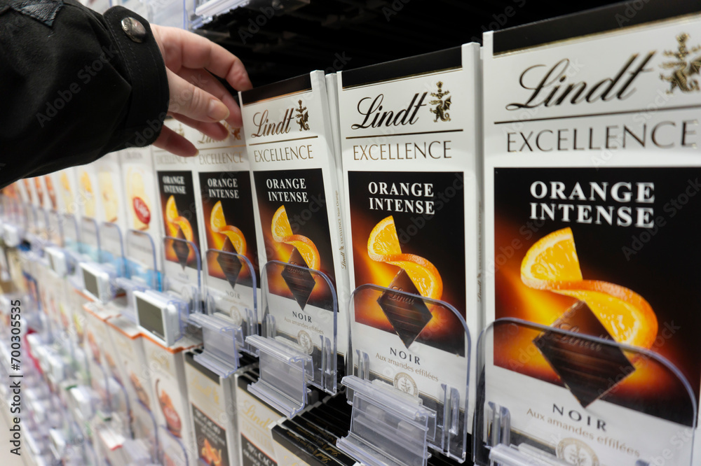 choix de tablettes de chocolat Lindt excellence aux orange en rayon en ...