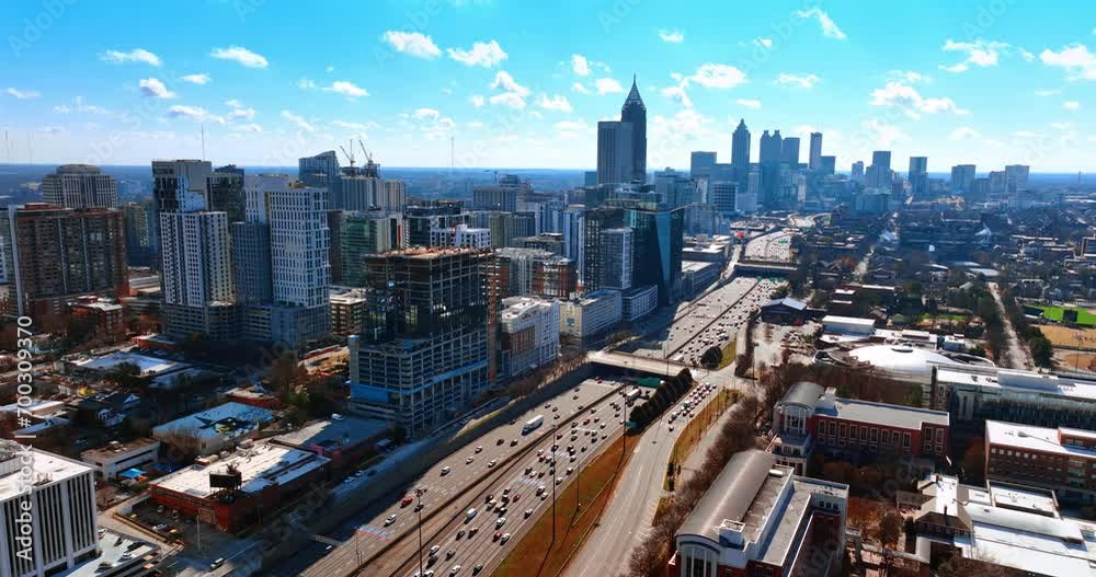 Vidéo Stock Multi-lane highway going through the city downtown ...
