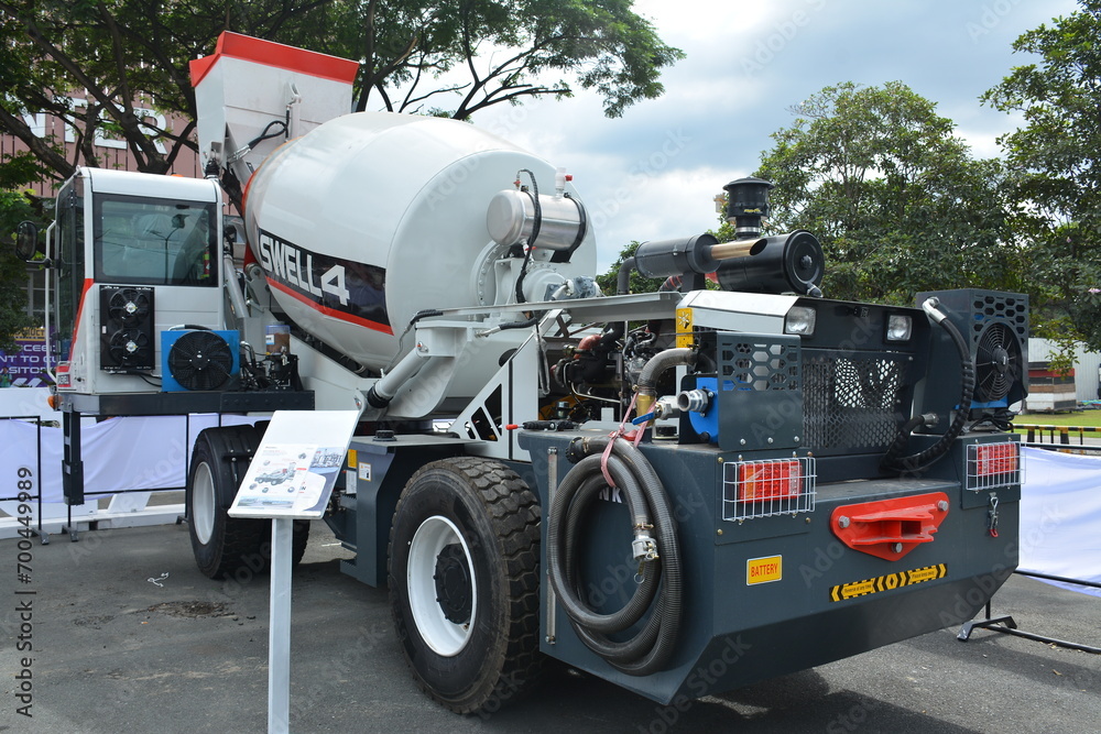 Daswell self loading concrete mixer at Philconstruct in Pasay ...