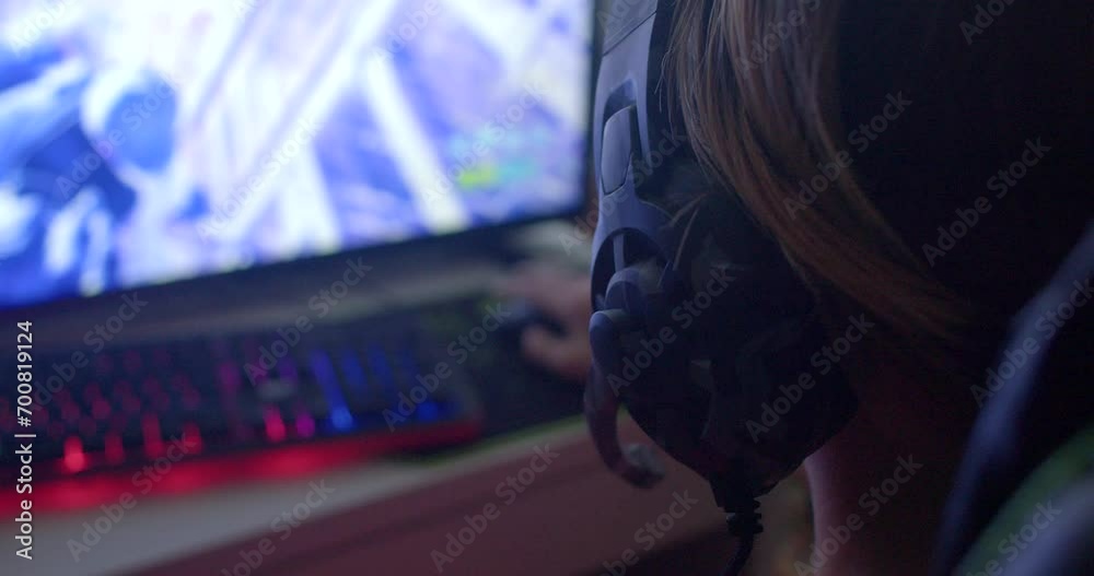 Vidéo Stock Close-up view of teenager interact with computer keyboard due to gaming activities ...