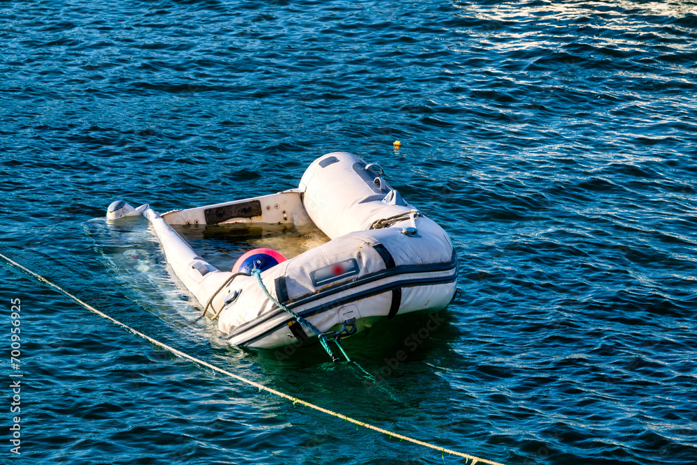 Die Luft ist raus aus dem Schlauchboot in St. Ives Hafen Stock Photo ...