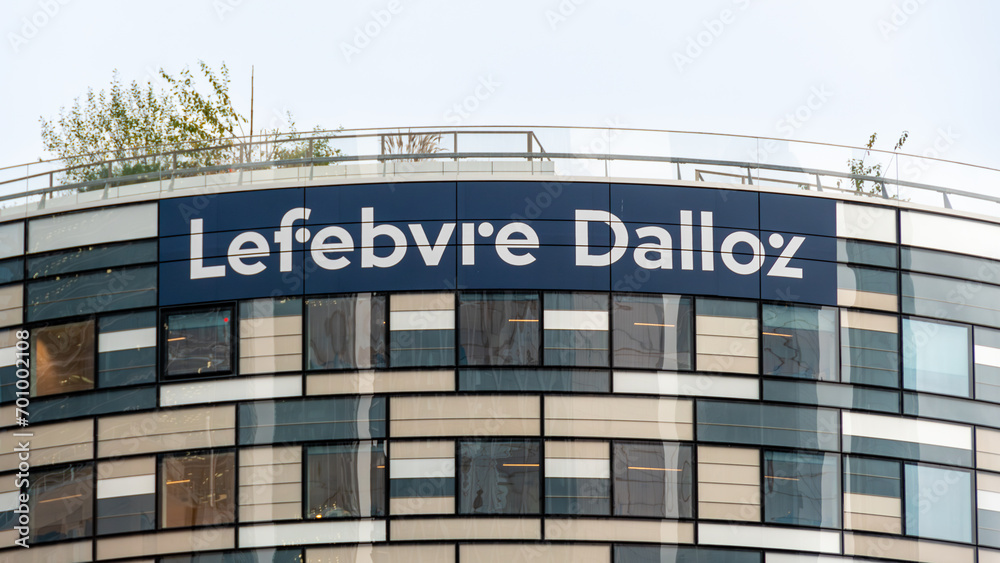 Courbevoie, France - 20 décembre 2023: Enseigne sur la tour Lefebvre ...