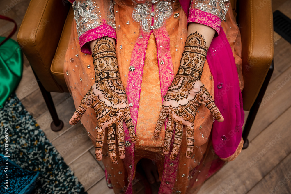 Indian bride with traditional wedding hand henna. Traditional Bridal ...