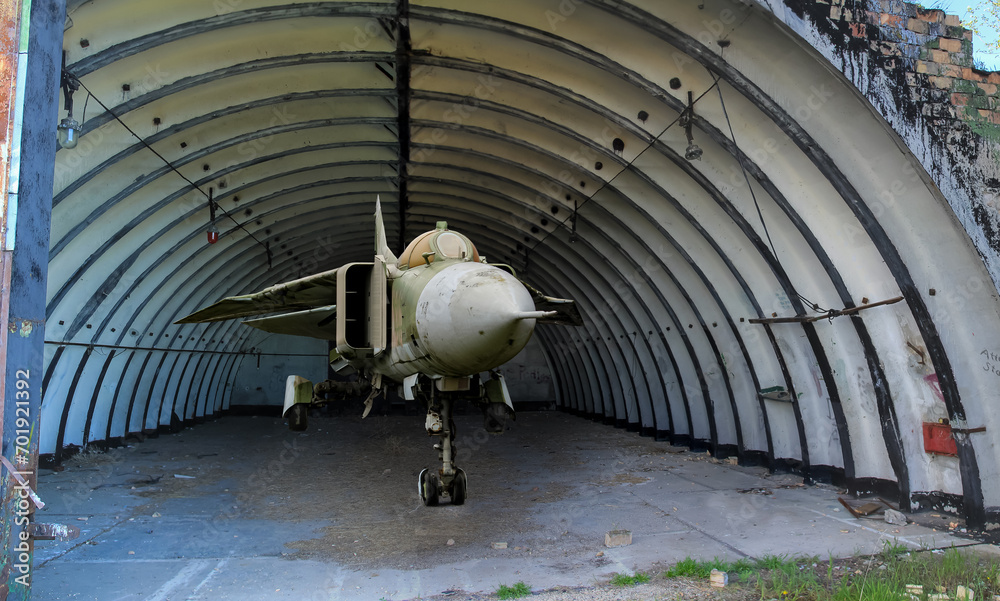 Eine alte MIG 23 der DDR Luftwaffe steht in einem Hangar. Stock-Foto ...