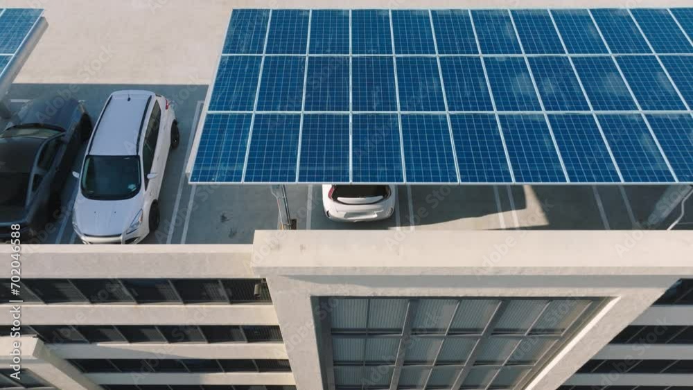 Vidéo Stock Zoom out of parking places with solar panels on building ...