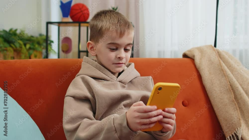 Stockvideo Young child boy texting share messages content on smartphone ...