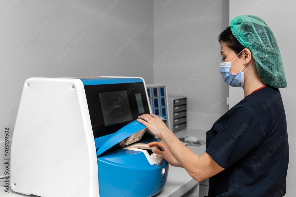 embryologist inserts fertilized egg into embryoscope. EmbryoScope for ...