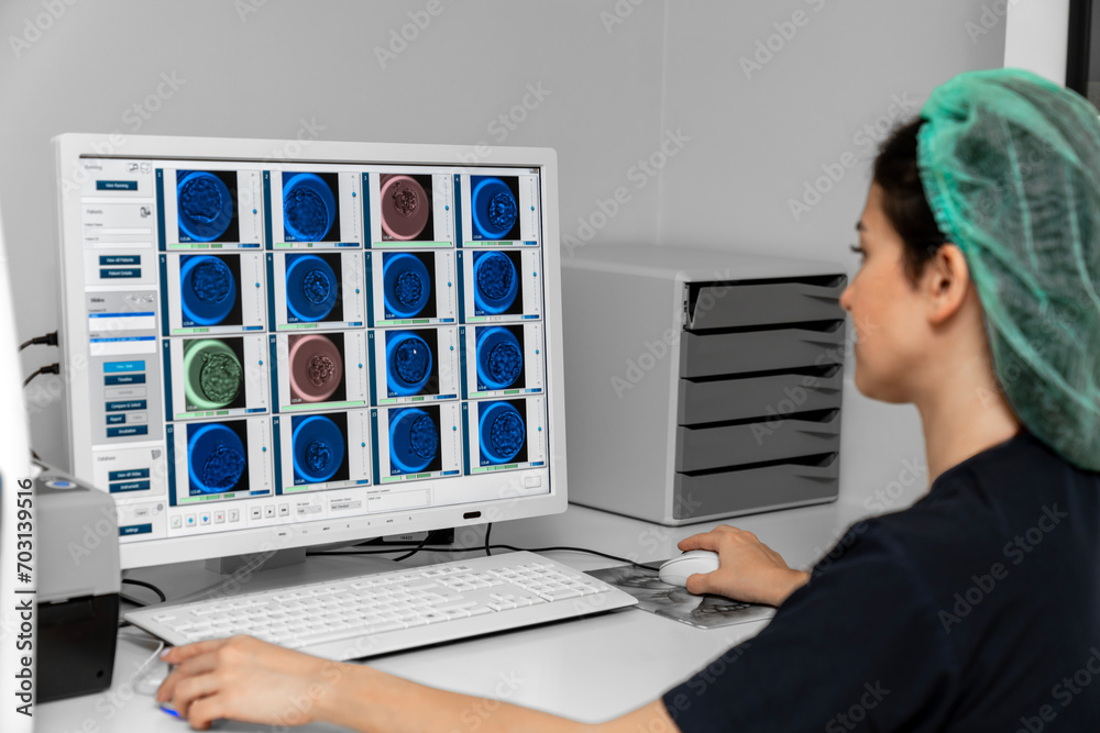 embryologist inserts fertilized egg into embryoscope. EmbryoScope for ...