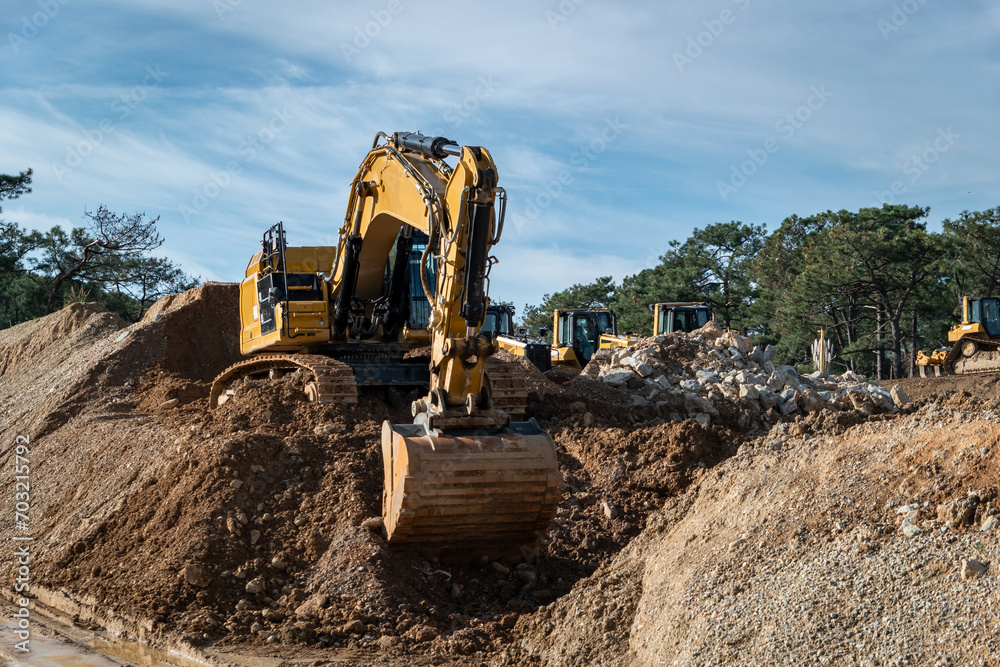Retroescavadora giratória a escavar a terra para a construção de uma ...