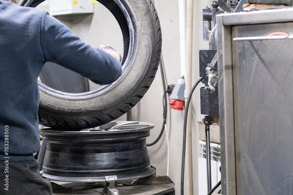 Disassembly and installation of the tire on the disc of the car ...
