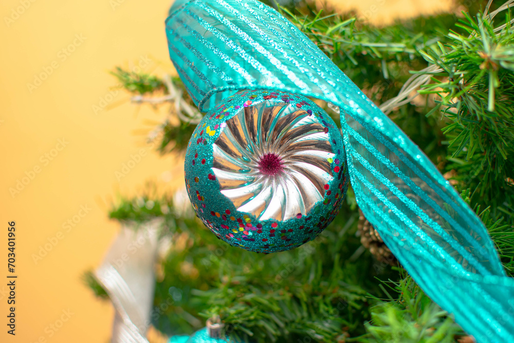 Esfera navideña colgada en un árbol de navidad color azul con verde ...
