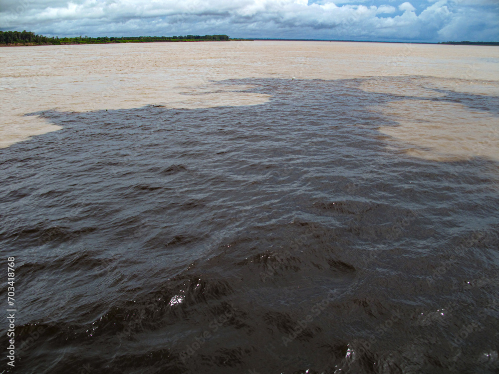 Encontro das águas dos rios Negro e Solimões dando origem ao rio ...