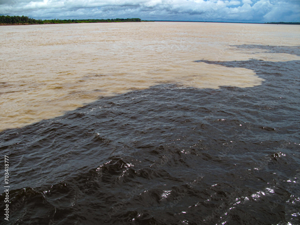 Encontro das águas dos rios Negro e Solimões dando origem ao rio ...
