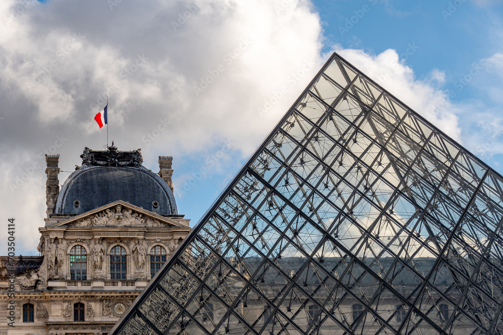 Paris, France - 5 janvier 2024: Vue extérieure du pavillon Sully du ...
