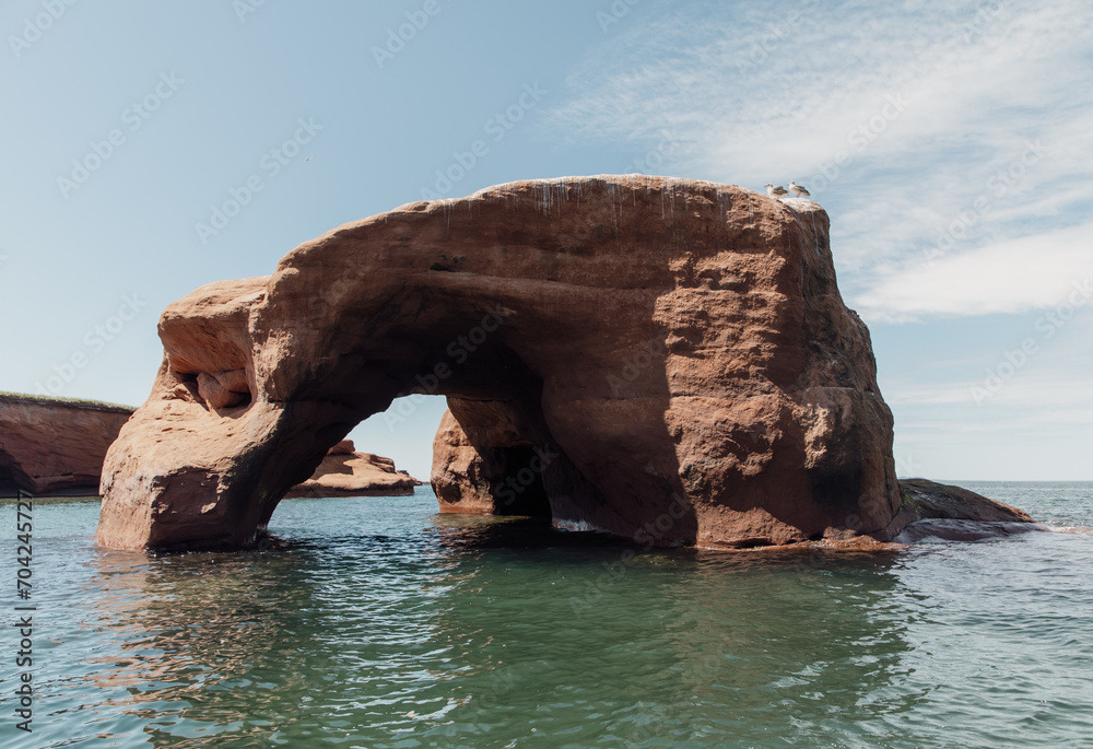 vue sur une roche rouge avec un grand trou causé par l'érosion de l'eau ...
