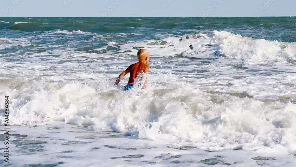 Vidéo Stock A child swims in the Sea of Azov. A boy jumps into the sea ...