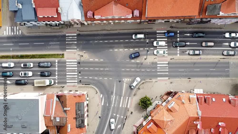 Vidéo Stock Busy intersection in downtown with red roof buildings, top ...