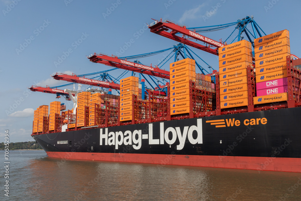 Der Containerriese Berlin Express von Hapag-Lloyd, beim ersten Besuch im Hamburger Hafen am ...