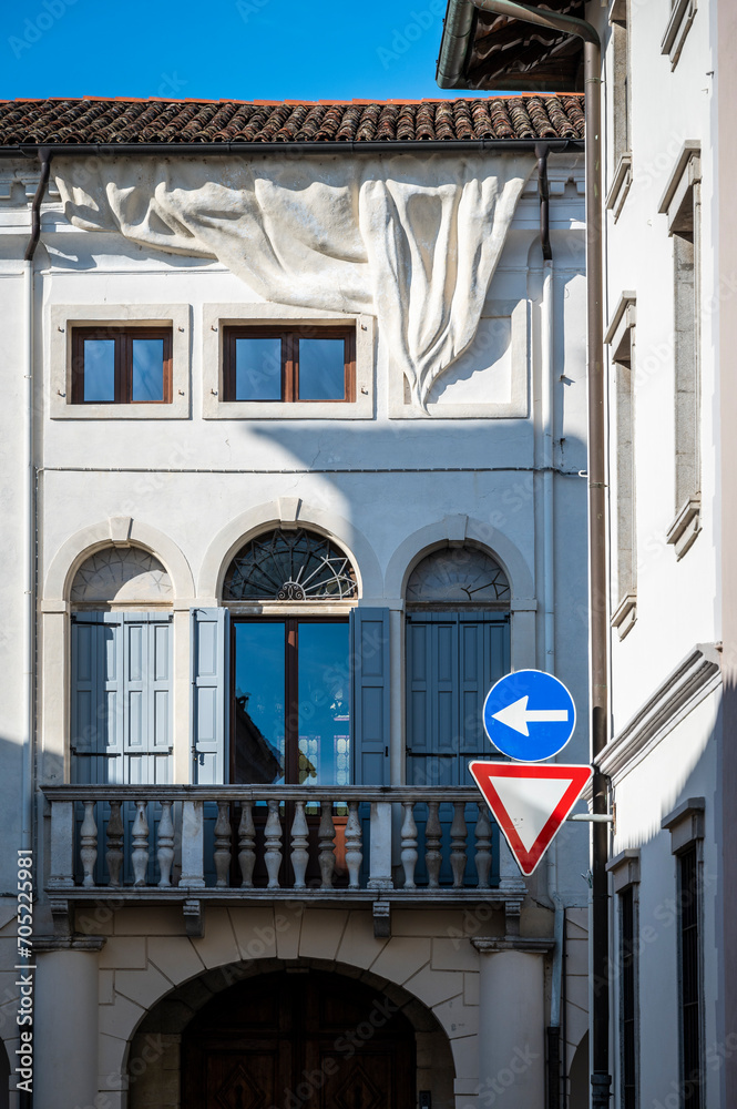 Architecture and art in the ancient fortified village of Valvasone ...