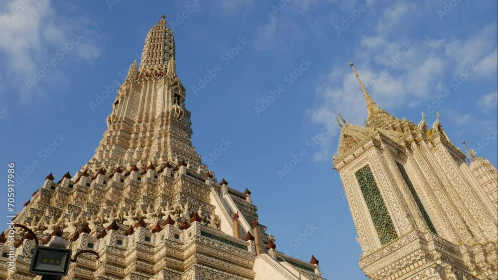 Time lapse of Prang (Khmer-Style Tower) at Temple of the Dawn (Wat Arun ...