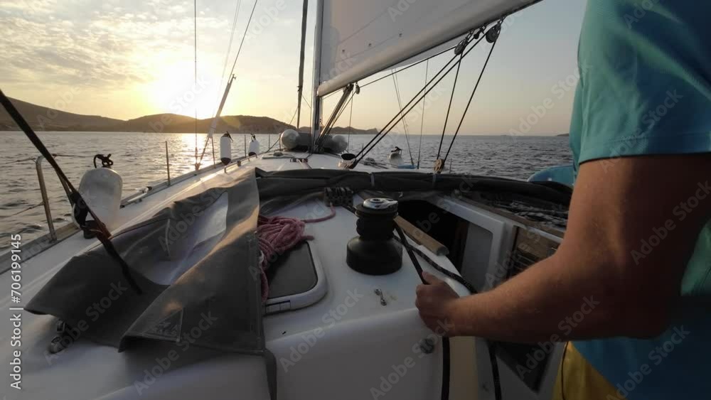 Vidéo Stock Sailor's hand on a winch of sailing boat. Man pulling ropes ...